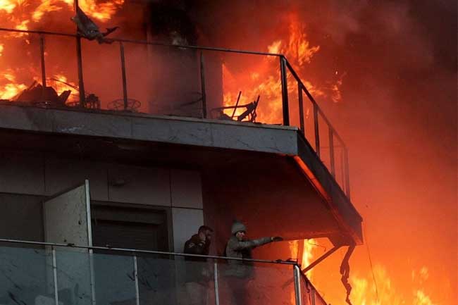 නිවාස සංකීර්ණයක ගින්නක්. පදිංචිකරුවන් ගැන තොරතුරු නෑ - Rata.lk