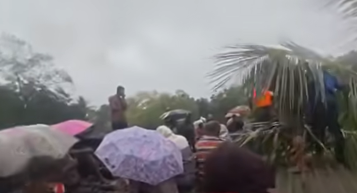 කලා ඔයේ බසය පෙරැළෙයි, මගීන් නිවසක වහළක් මත - Rata.lk